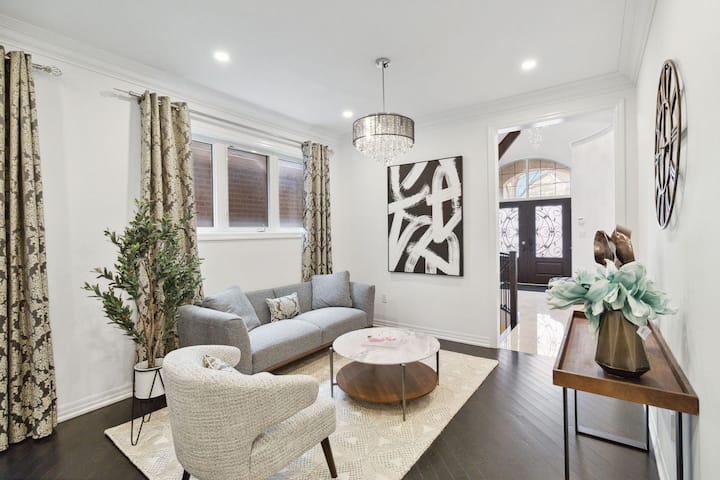 Magnificent 4br Home: Mins To All Amenities - Burlington