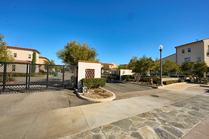 Beautiful Centrally-located Home - Santa Clarita