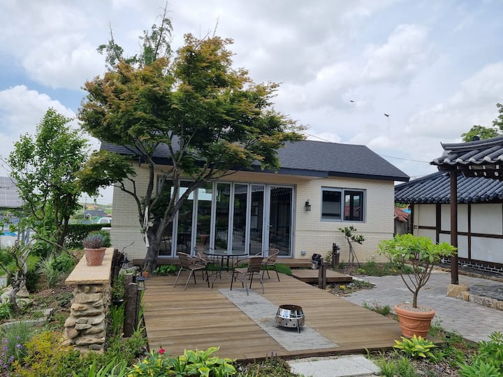 서운산자락에서(4인)
하루한팀
한옥, 정원, 책, 멍때리기의 만남 '인리283' - 진천읍