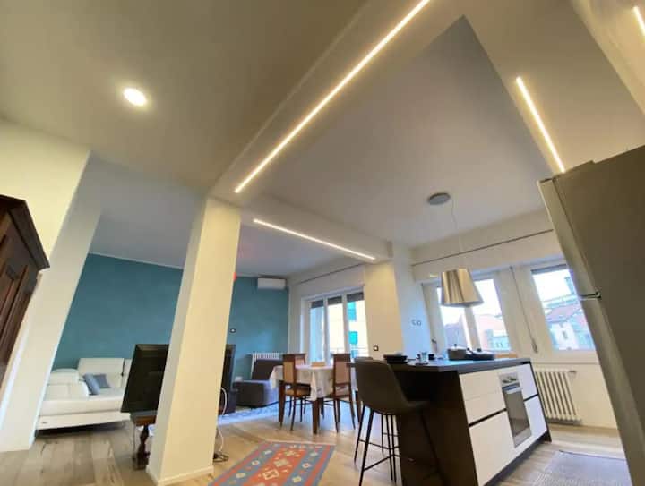 Stylish Apt. + Private Garage & Remote Local Guide - Côme