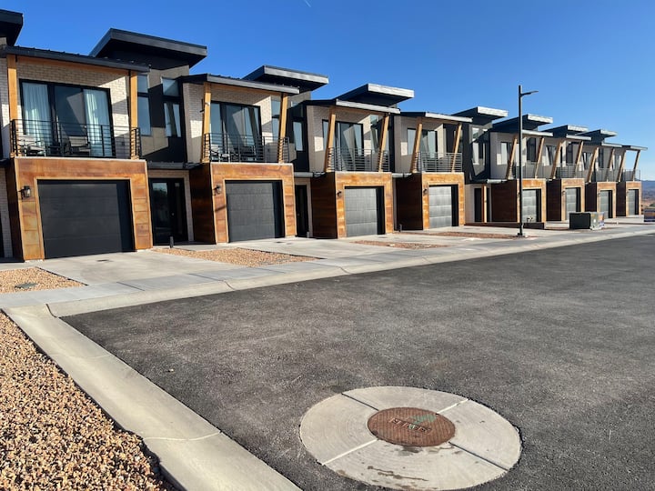 New Town Home-sleeps 11- Multiple Available-#13 - Page, AZ