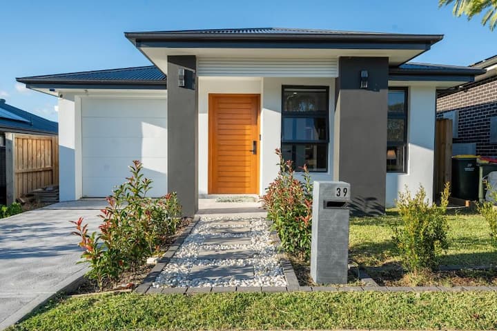 Modern, Luxurious & Brand New Home- Prime Location - Sydney