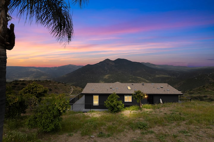 Panoramic 3br Haven With Wraparound Views - Valley View Casino & Hotel