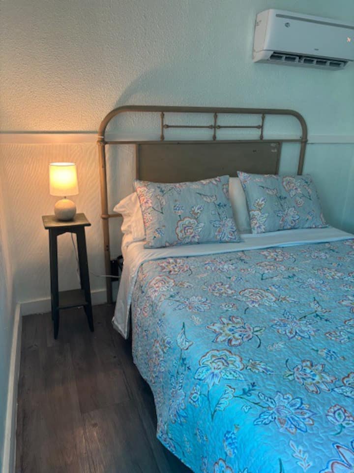 Sandy Shore Retreat B - Beach Access, Galveston