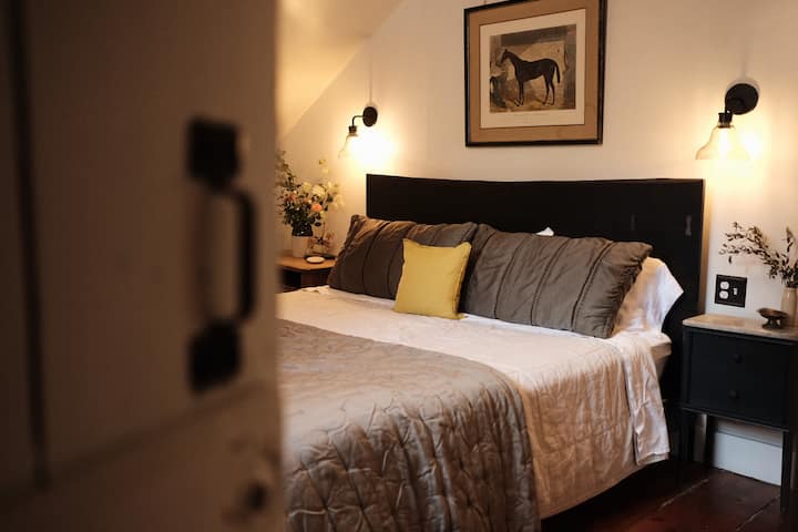 Hudson Pond · Hideaway King Suite - Hyde Park, NY