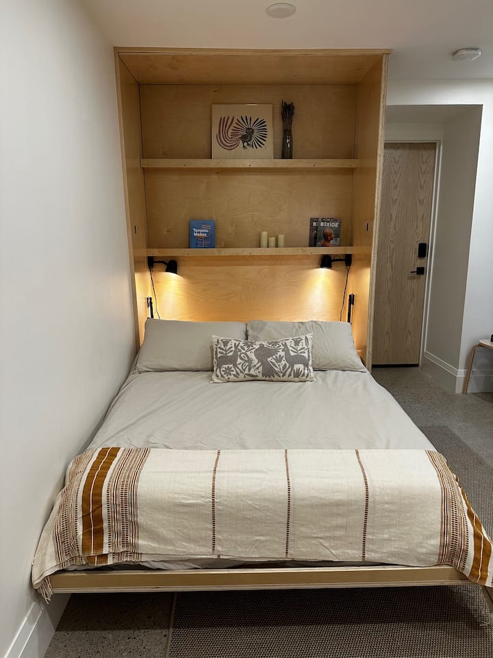Cozy Scandi Suite In Little India/leslieville (J) - トロント