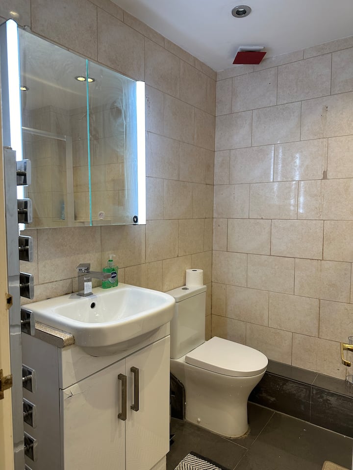 One-bedroom Flat, Nearby Train Station/ltn Airport - Luton