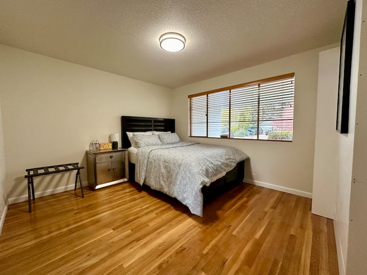 Exciting Prime Location Urban Retreat! Remodeled! - Bellevue, WA
