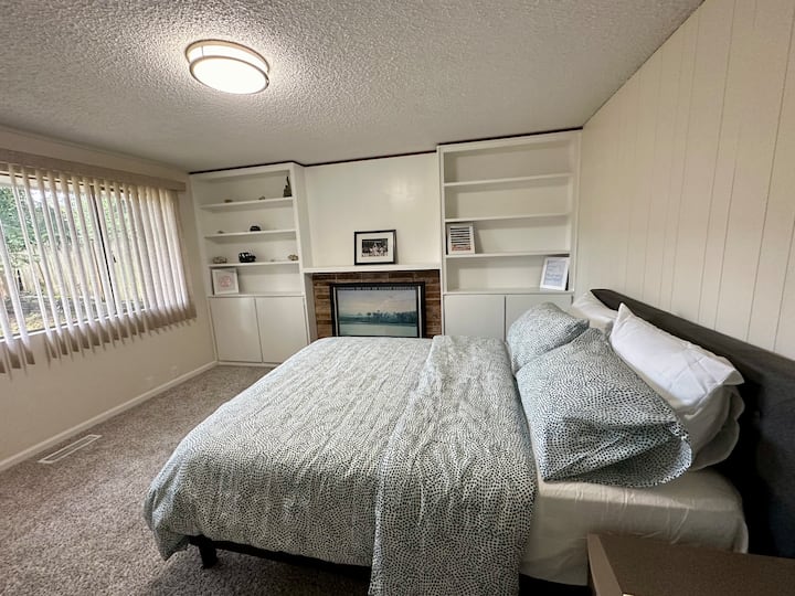 Fabulous Place For Easy Access! Newly Remodeled! - Bellevue