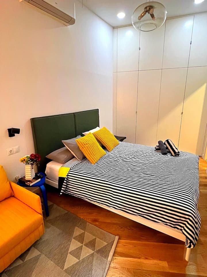 Design Studiotirso Molina. Netflix+sofa+rainshower - Madrid