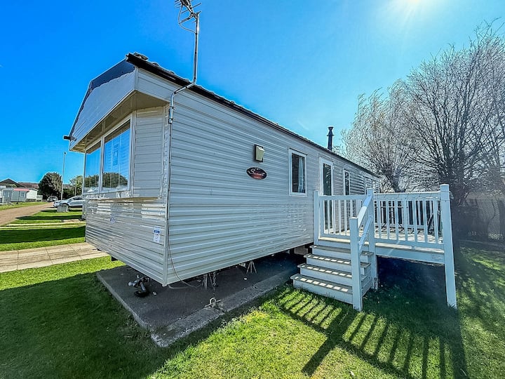 Caravan With Decking At Manor Park Ref 23017b - Hunstanton