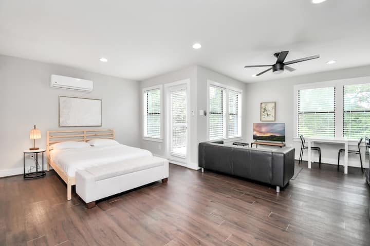 Modern Luxury River Oaks Studio Verified Fast Wifi -