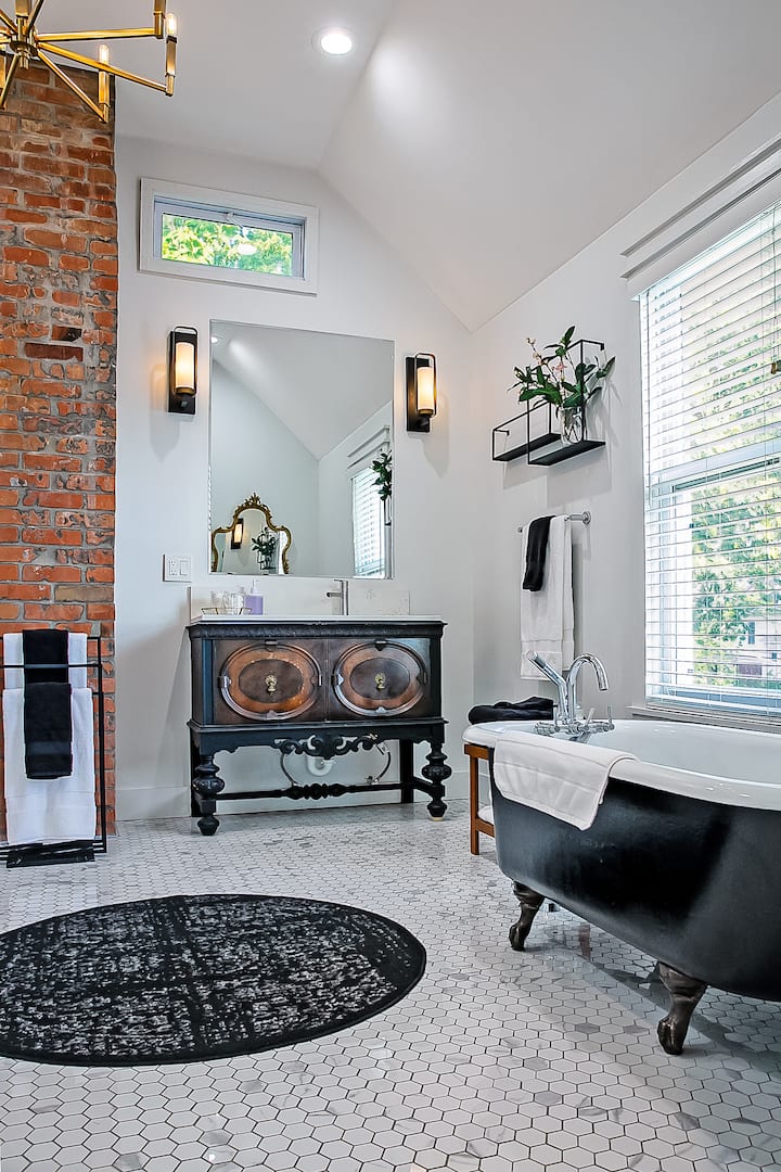 98% Walk Score! Prime Westport Midtown Location! - Kansas City, KS
