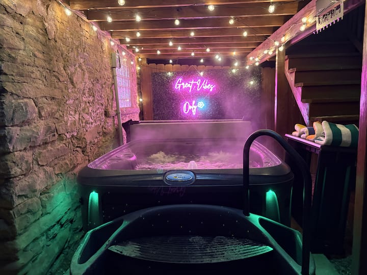 Hot Tub W/ 6 Beds 2 Bath Games & Huge Backyard - Pittsburgh, PA