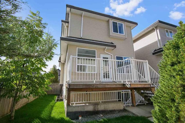 Charming Basement In Surrey - Surrey
