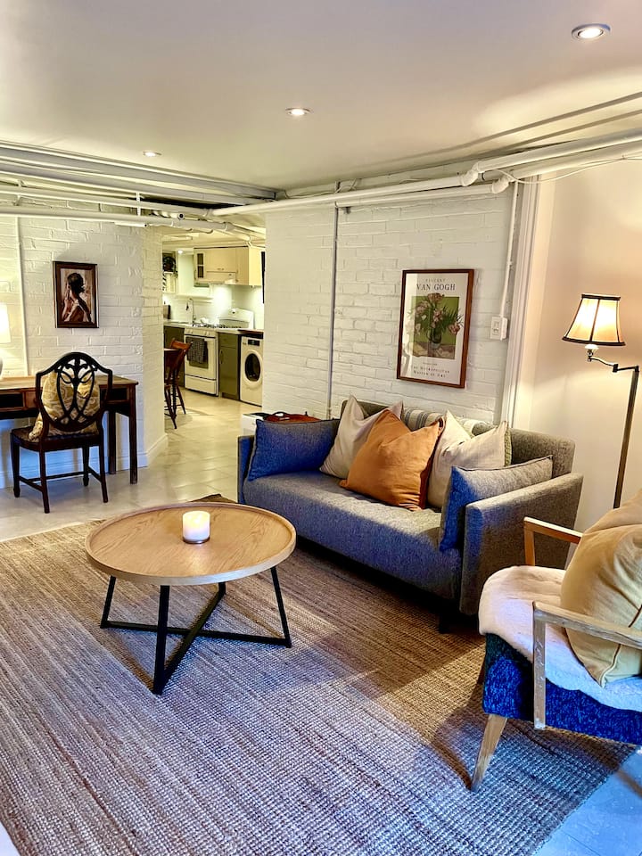 Cozy, Clean & Private Basement Apt On Quiet Street - Toronto