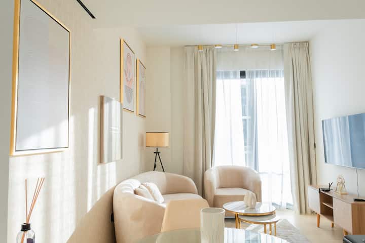 Half-price! Stylish 1br W/ Pool & Gym, 15min-beach - Dubai