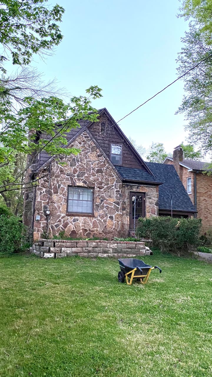 Historic English Stone House On Walnut St - Springfield, MO