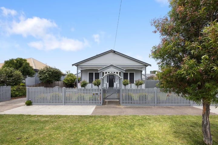 Beautiful 5 Bedroom House, Minutes Walk To Cbd - Traralgon