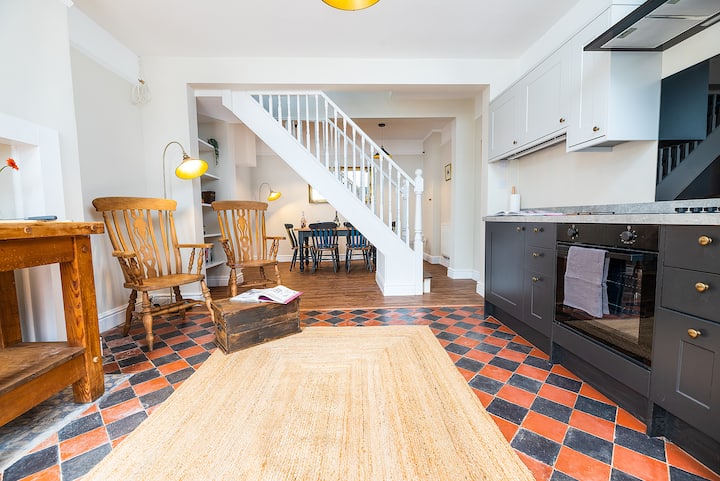 Inviting And Warm Home | Brilliant Location - Lincoln