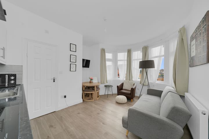 London Apartment Close To The Tube + Free Parking - Romford