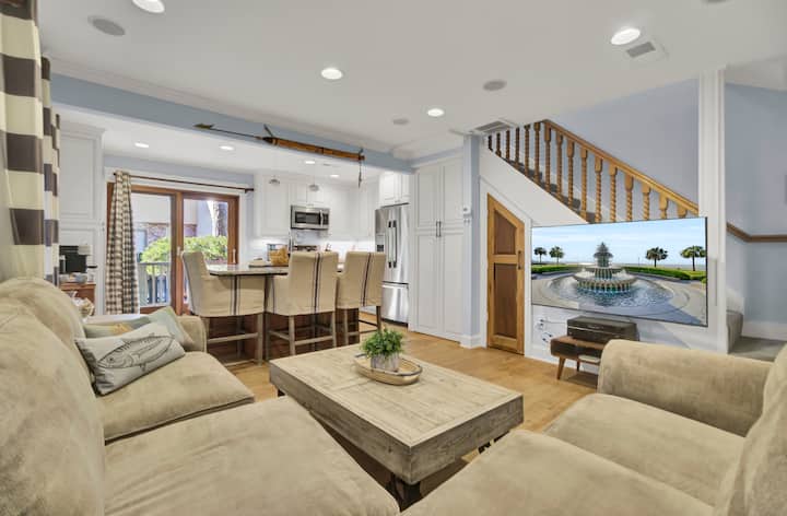 Mt Pleasant Townhouse W/deck, 1 Mile From Beach - Mount Pleasant, SC