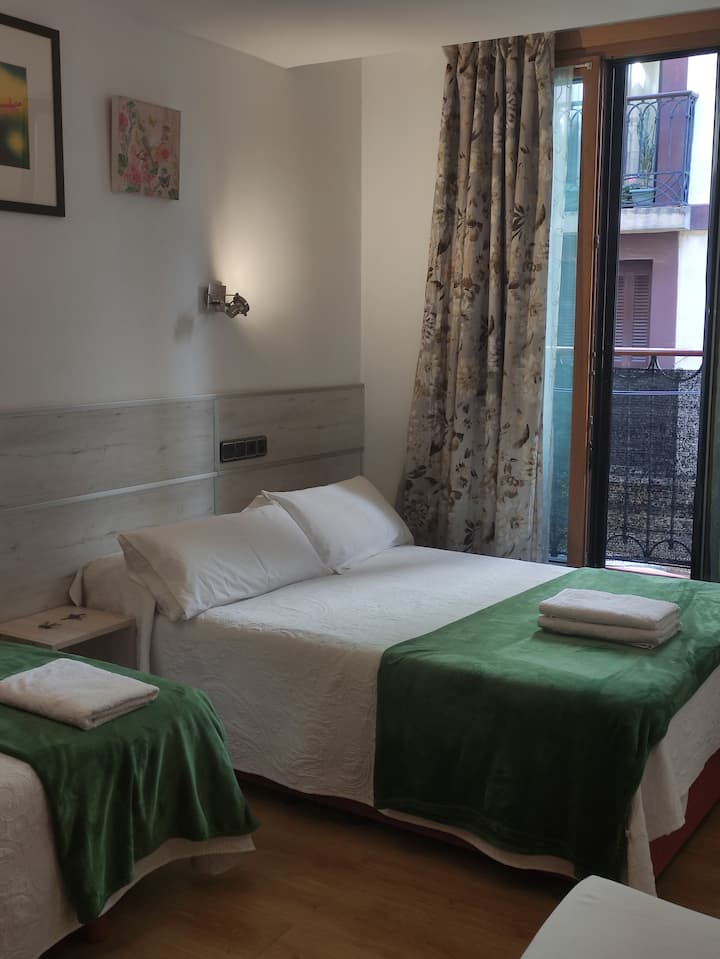 Pension Alojadonosti Doble Con Cama Supletoria - San Sebastián