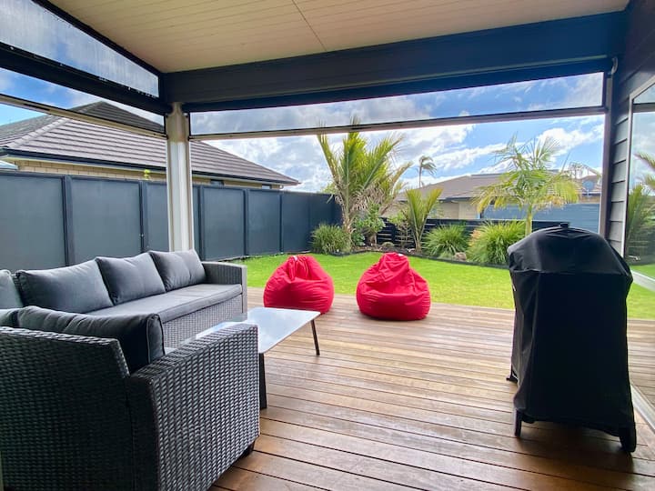 Modern Retreat, Steps From The Beach - One Tree Point