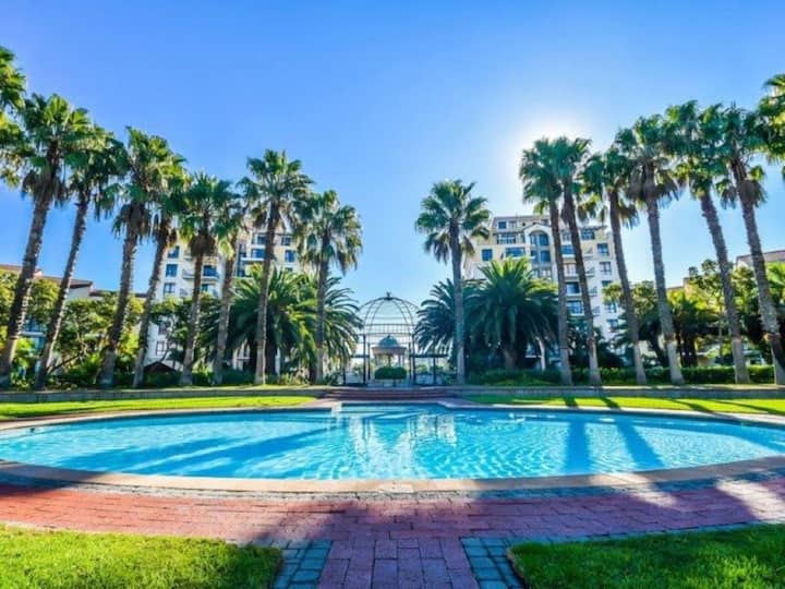 Newly Renovated Canal-side | Pools, Gym & Parking - Cape Town
