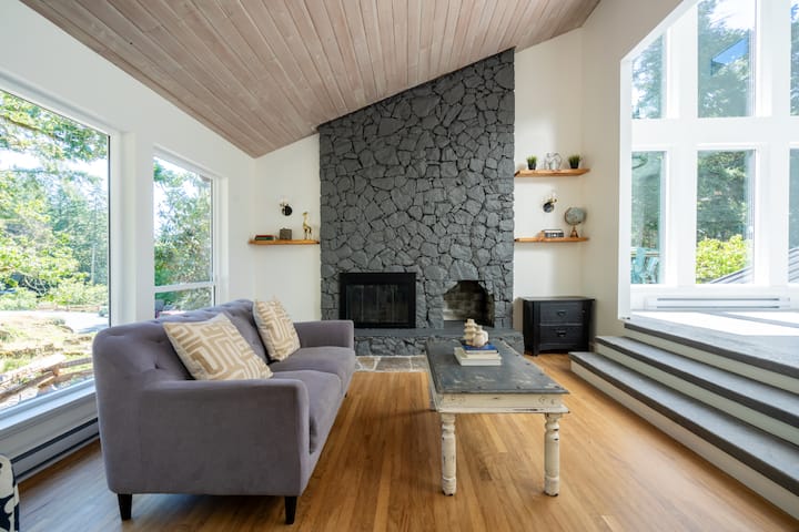Coastal Acres - Sleeps 12 - Sidney