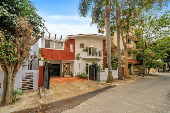 Palm Paradise Party Friendly Luxury Villa - Bangalore