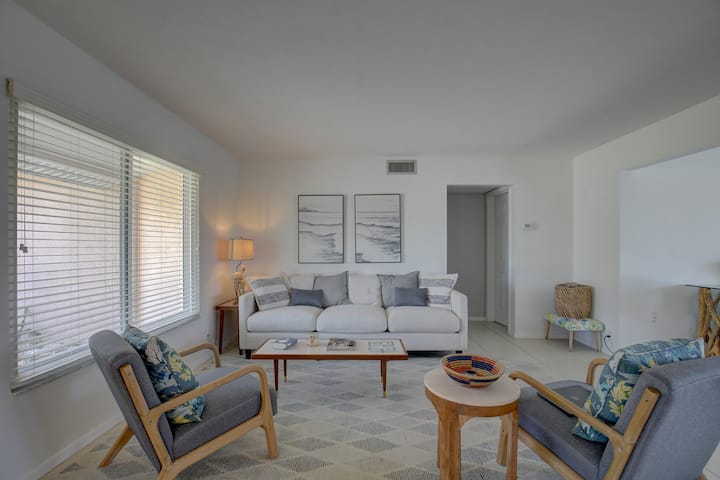 Serene Sarasota Lakeside Retreat - Sarasota, FL