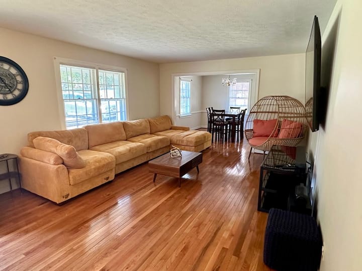 Dining For 14, Lu 3 Min, 4+ Bedrooms, Fenced Yard - Lynchburg, VA