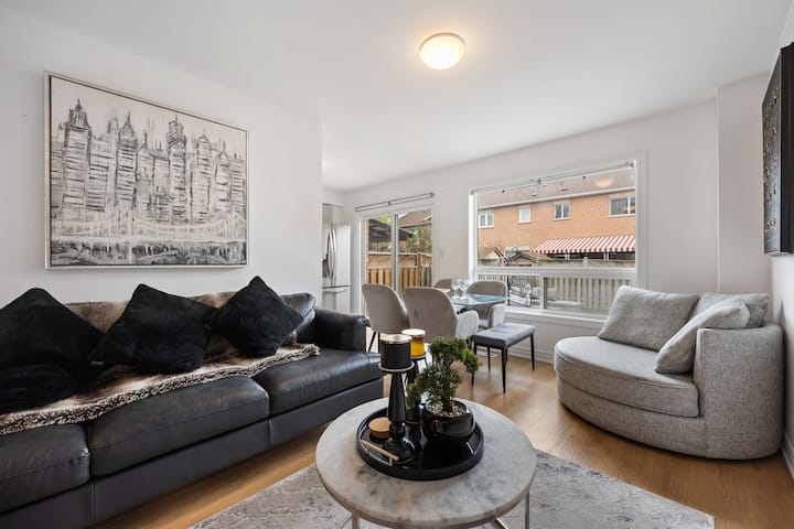 Modern Home: Near Airport, Humber, Casino + Evplug - Toronto