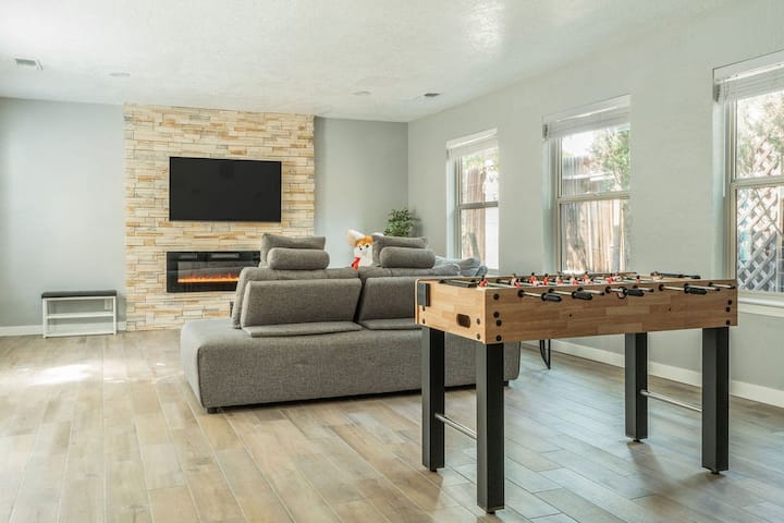 Modern Mesa Retreat - Albuquerque, NM