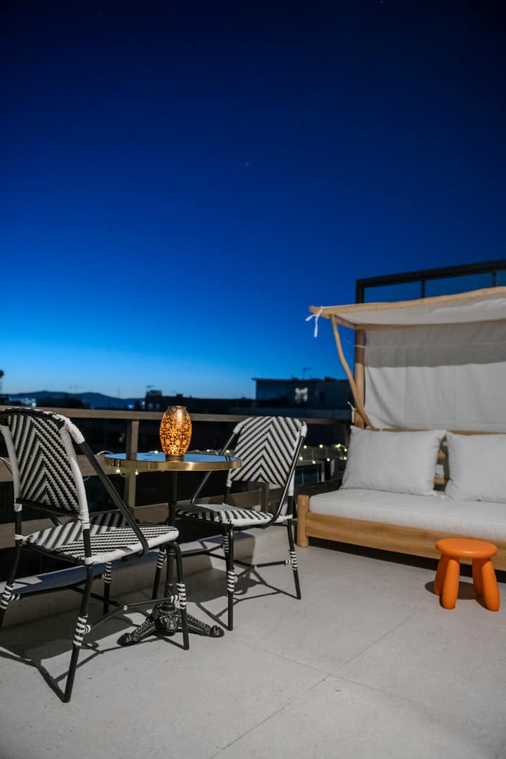 Chic Central Charm: Acropolis Upstairs! - Athen