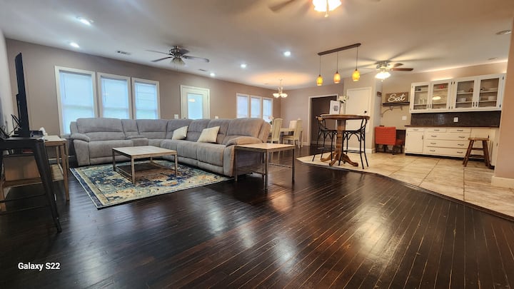 Spacious Downtown 4 Bedroom - Clarksville, AR