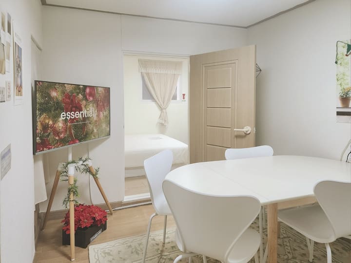 [명절연휴 특가 50% 할인!/홍대/연남동/월드컵경기장/망원동/친구/연인]반달하우스 - Séoul