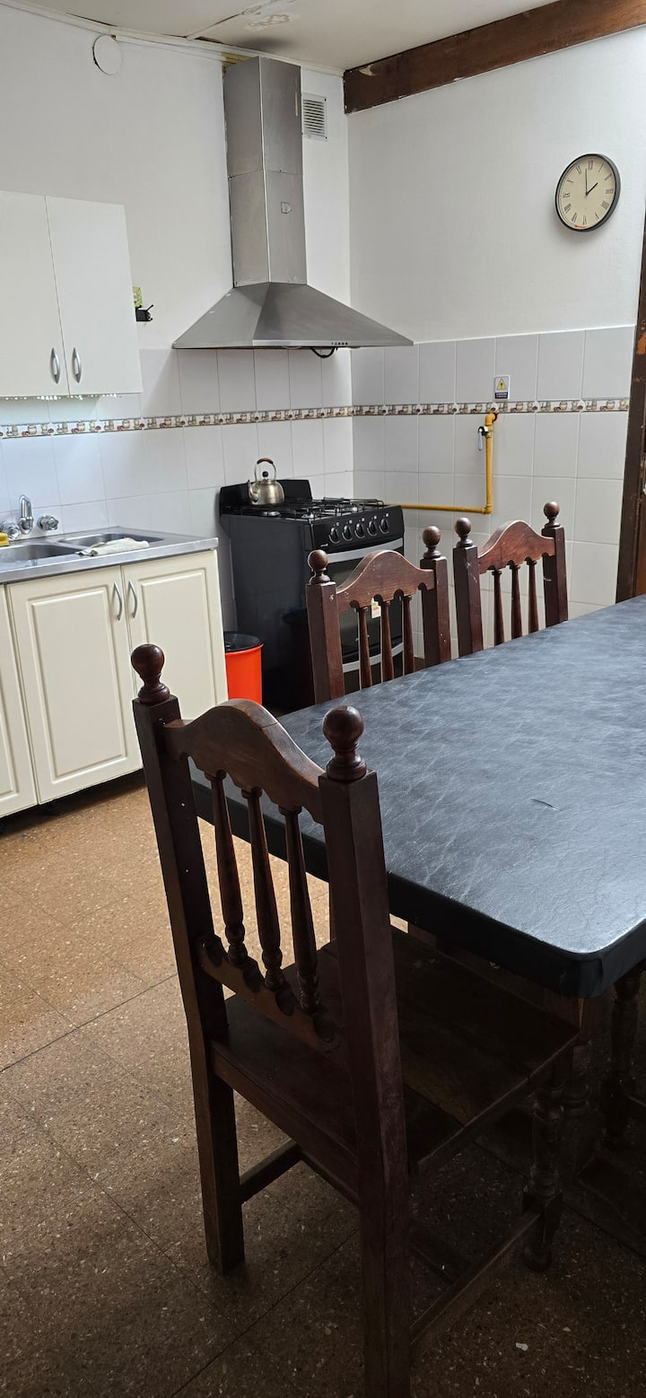 Amplia Habitación Doble Privada, En Pleno Centro. - El Calafate