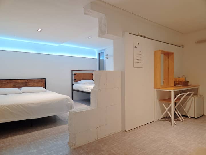 명동 " 안락한 쉼터 " / Lookhome Triple Room # 남산타워 - Seúl