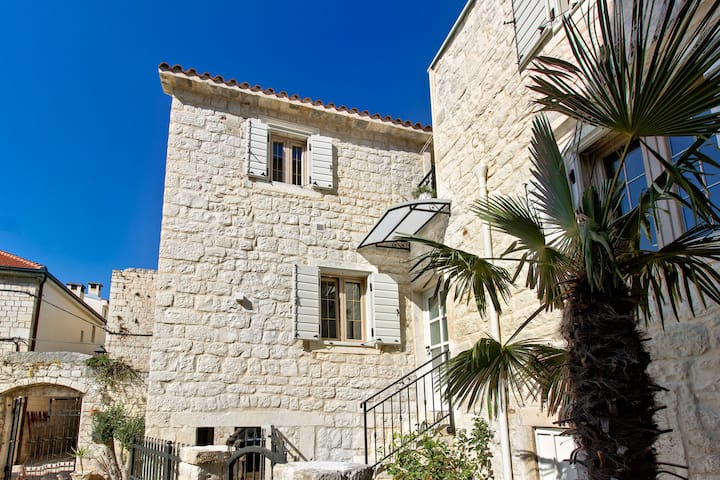Stone House In Quiet Part Of Trogir, Near Centre - Trogir