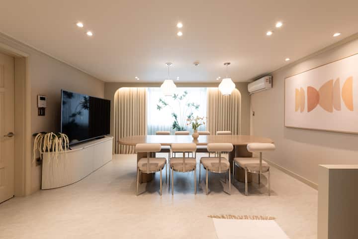 1.홍대&합정&망원시장/합정역9번출구도보2분/넓고우아한공간/100m2/방3.침대5.욕실2 - Seoul