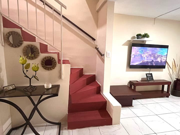 House W/garage/fast Wifi/hot Water By Samanes Park - Ecuador