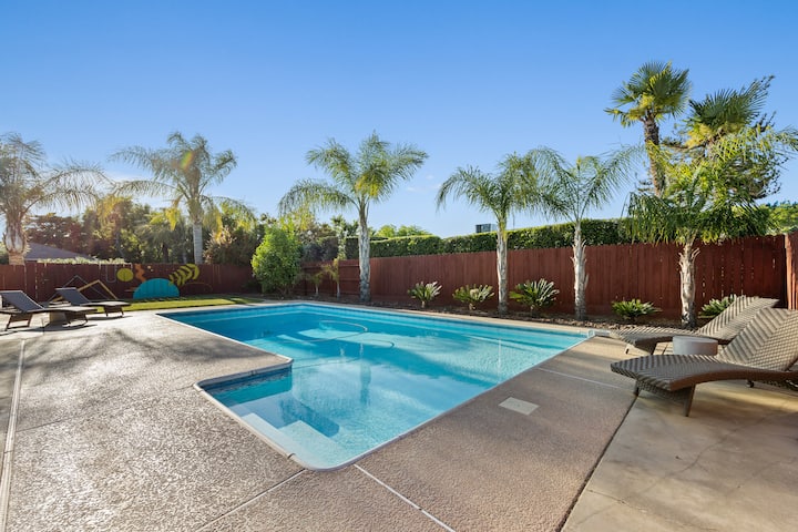 Pool + Fireplace | North Fresno | Sleeps 10 - Fresno, CA