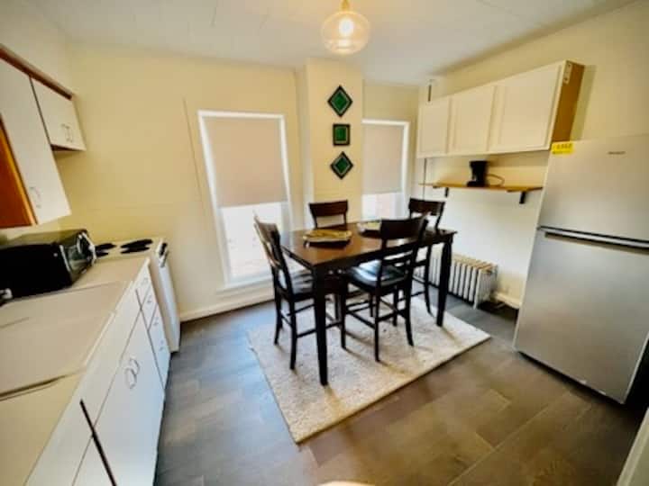 208-downtown Apartment, Walk To Lake, Park, Harbor - Escanaba, MI