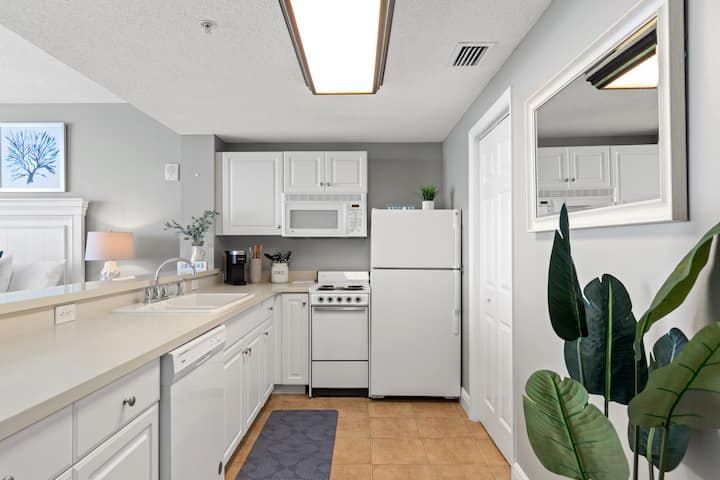 Beachfront-majestic*studio+bunk-sleeps4-pools-spa - Panama City Beach, FL