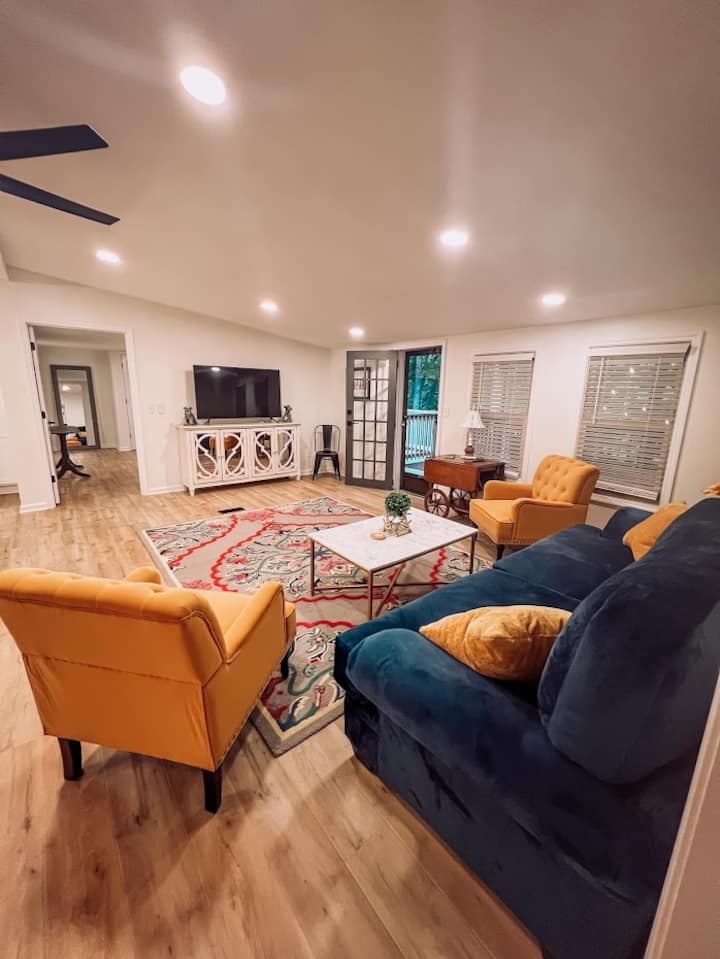 Whiskey Woods: Newly Remodeled W/ Hot Tub! - Frankfort, KY