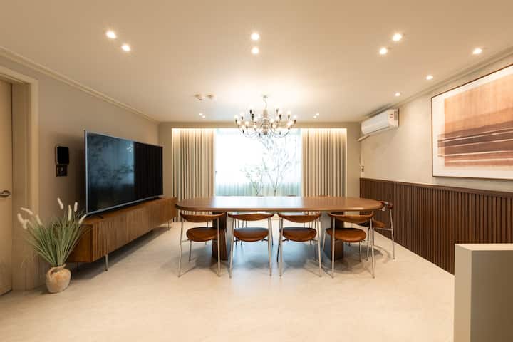 2.홍대&합정&망원시장/합정역9번출구도보2분/넓고우아한공간/100m2/방3,침대5,욕실2 - Seoul