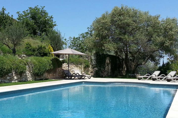 Le Clos D'hullias
/ 30 People / 2 Pools / Weddings - Bagnols-sur-Cèze