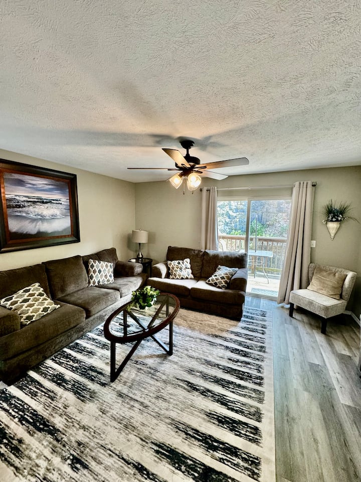 Powy's Paradise-chic & Stylish 3 Bdrm 2 Ba Condo - Branson West, MO